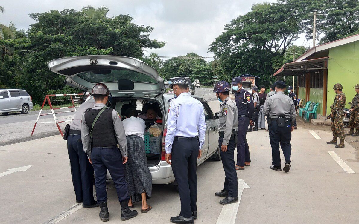 မုံရွာမြို့ရှိ စစ်ကောင်စီ၏ မအူဂိတ်စခန်းကို ဒေသကာကွယ်ရေးတပ်ဖွဲ့များ ပ