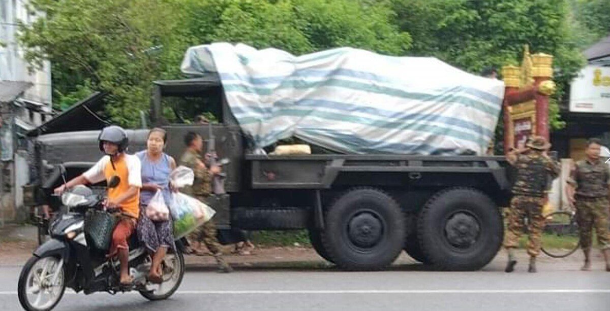 မွန်ပြည်နယ် သထုံဘက်သို့ အမြောက်တင်ကား ၆ စီးနှင့် ရိက္ခာတင် စစ်ကား တစ်စီး ထွက်ခွာသွား Khit Thit