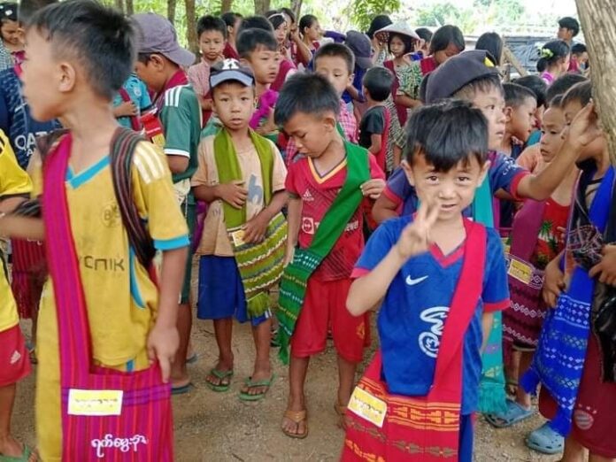 ဒီးမော့ဆိုမြို့နယ်ရှိ စစ်ဘေးရှောင် စာသင်ကျောင်းကို ကျောင်းသုံးပစ္စည်းမ