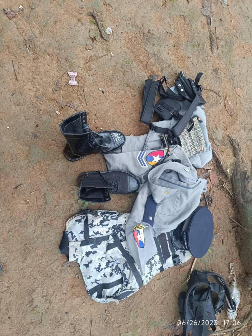 ရေးမြို့နယ်နှင့် သံဖြူဇရပ်အကြား ခရီးသည်တင်ကားများကို စစ်ဆေးစဉ် ရဲအသုံးဆောင်ပစ္စည်းများ ဖမ