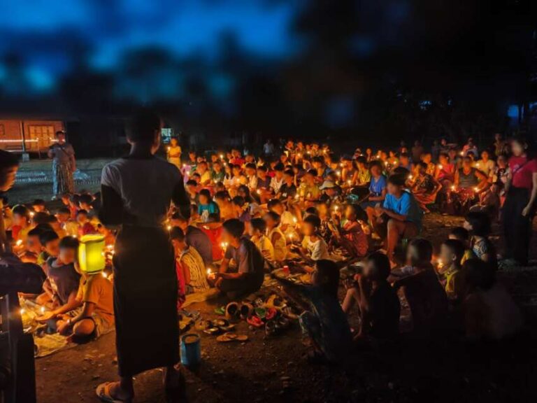 မုံရွာမြို့နယ်နှင့် ချောင်းဦးမြို့နယ် အစပ်တွင် ဆီမီးသပိတ် ပြုလုပ်နေသည့