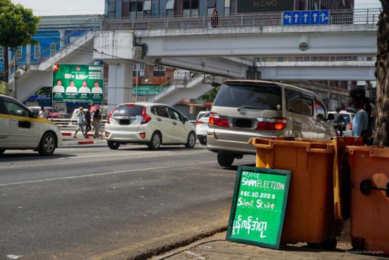ရန်ကုန်မြို့လယ်ခေါင်တွင် အသံတိတ်သပိတ် ပြည်သူများ ပူးပေါင်းပါဝင်ရေး နှင့် စစ်တပ်၏ အတုအယောင် ရ ...